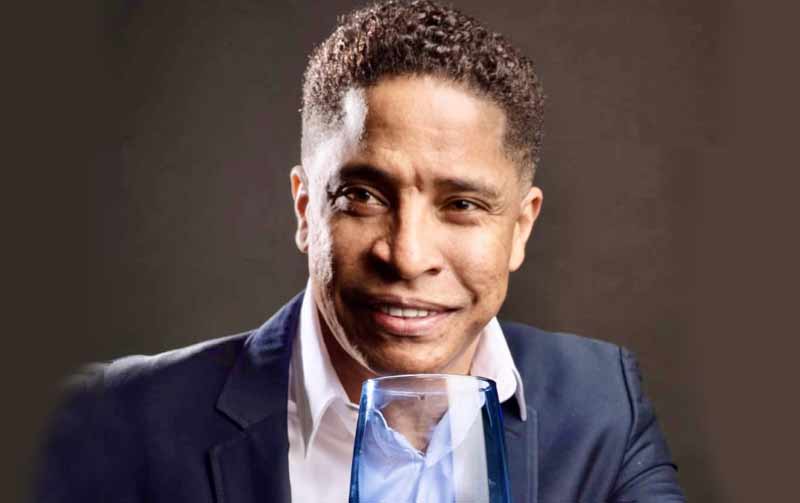 Tony Bravo se adueña del ambiente bohemio en la ciudad de Nueva York ...