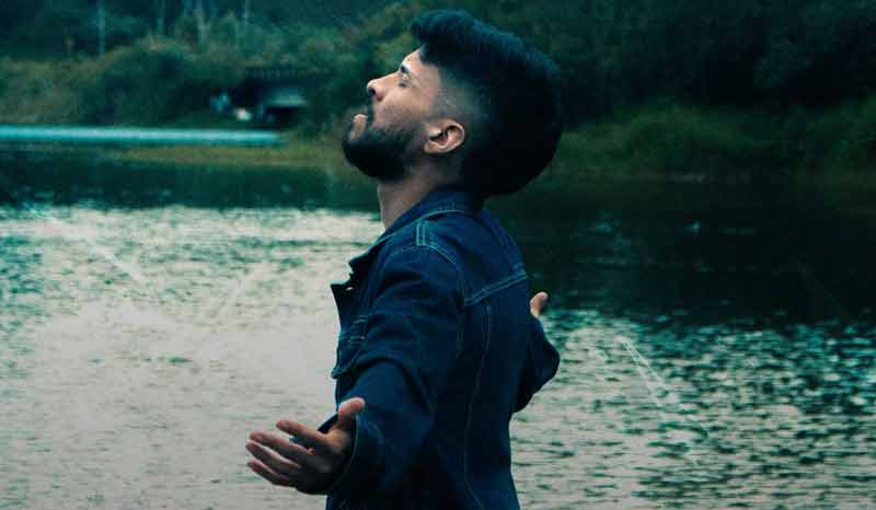 El cantautor colombiano Johany Alcaraz, presenta su nuevo videoclip ...